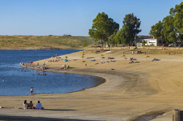 Herrera del Duque pide bandera azul para la playa de Peloche | Hoy