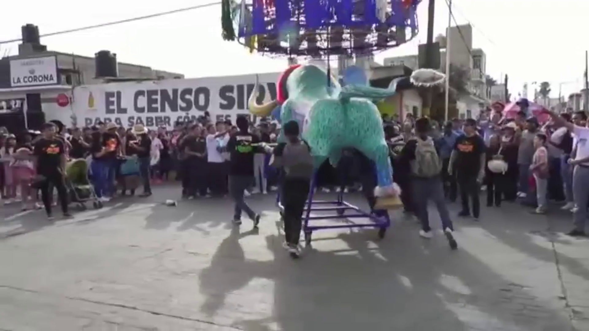 Los colores pintan el cielo de la ciudad de Tultepec en la celebración ...