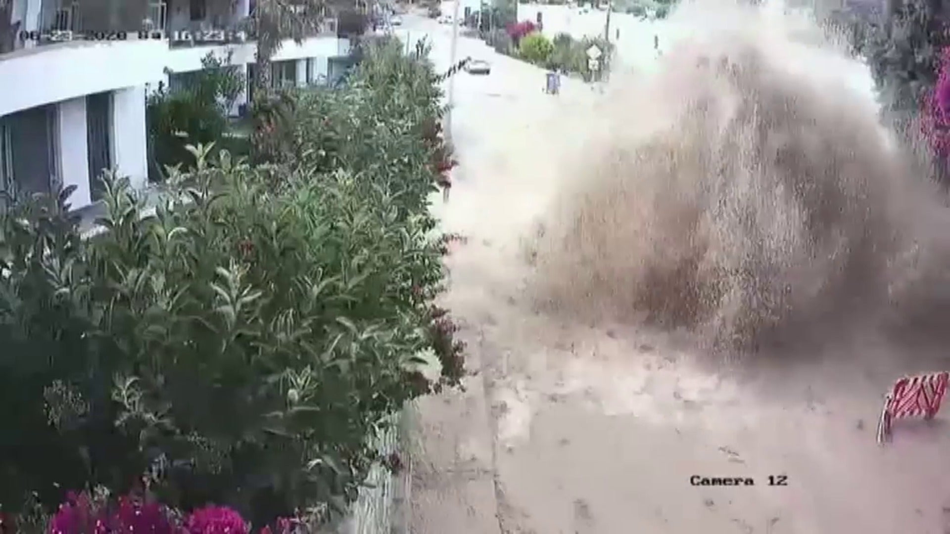 Explosión de una tubería de agua en una calle de Turquía | Hoy