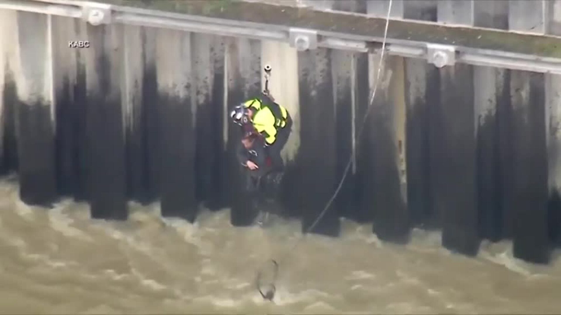 Espectacular rescate en helicóptero de un hombre que se había caído al ...